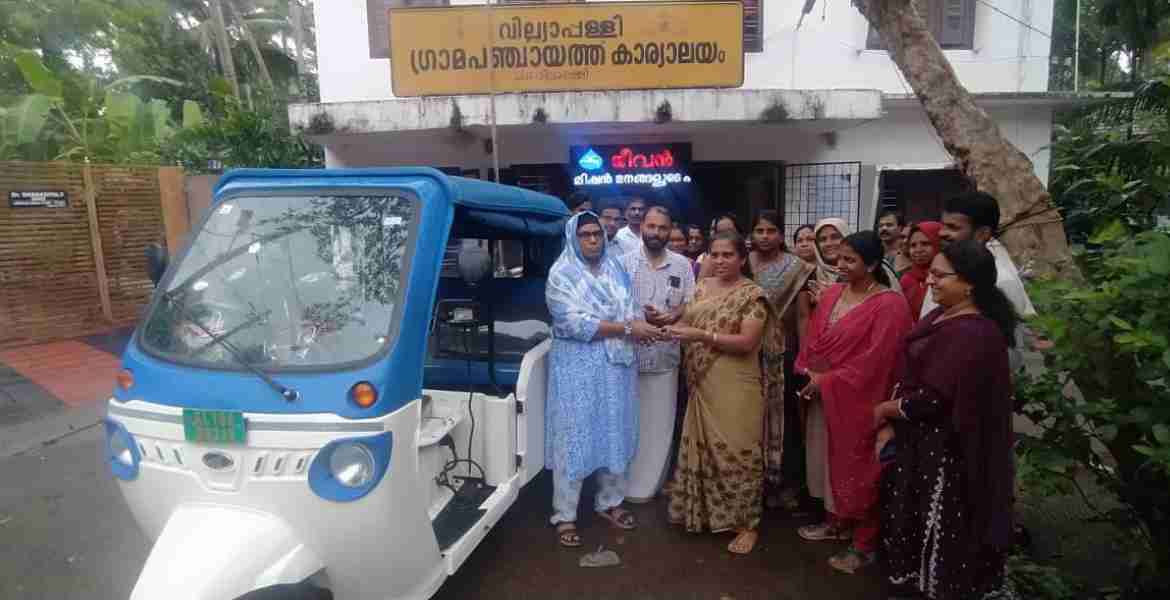 വനിതാ സംരംഭം പ്രോത്സാഹനം: ഇലക്ട്രിക് ഓട്ടോ വിതരണം ചെയ്തു | I&PRD ...